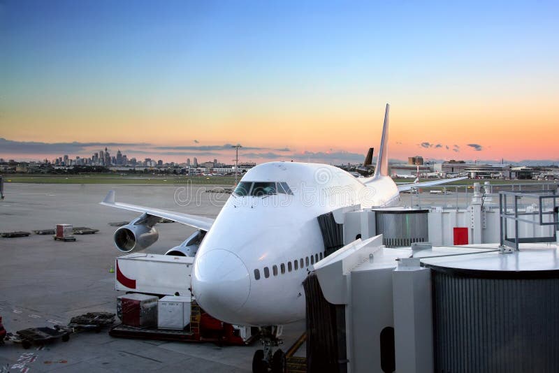 Flugzeug, Das Zum Flug am Flughafen Sich Vorbereitet Stockfoto - Bild ...