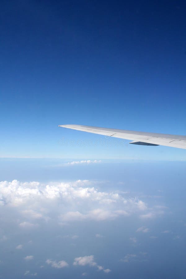 Flugzeugflügel stockfoto. Bild von flug, atmosphäre, steuerung - 12275572