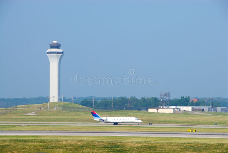 Flugzeuglandung stockfoto. Bild von flugwesen, schnell - 2496778