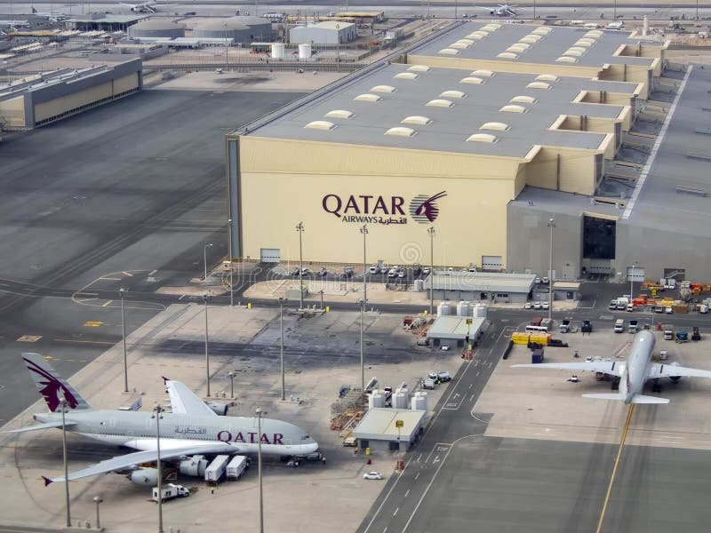 Flugzeuge am Internationalen Flughafen Von Doha, Katar Redaktionelles ... Flugzeuge am Internationalen Flughafen Von Doha, Katar Redaktionelles ...