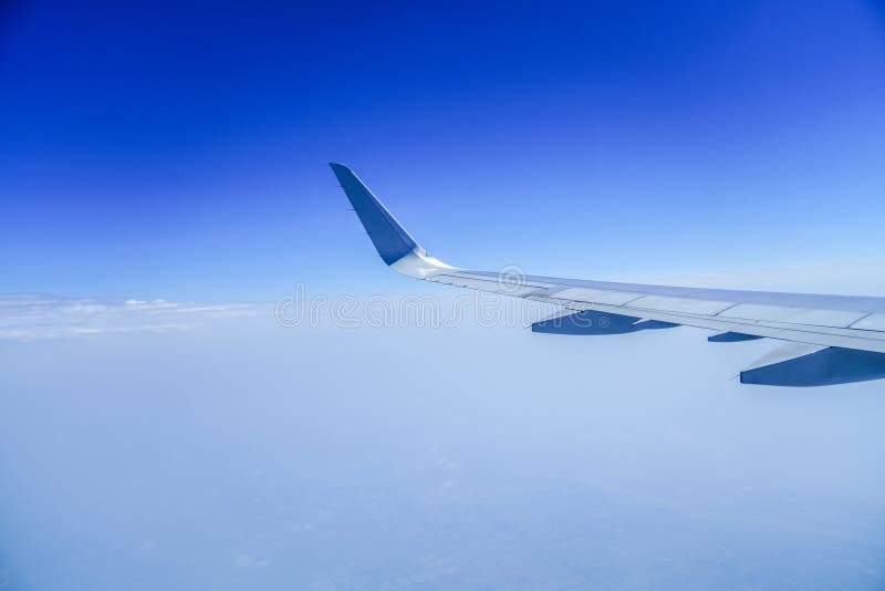 Flugzeugflügel stockbild. Bild von transport, getrennt - 33299337