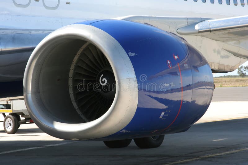 Flugzeugmotor stockfoto. Bild von flugwesen, ladung, flugplatz - 16826598