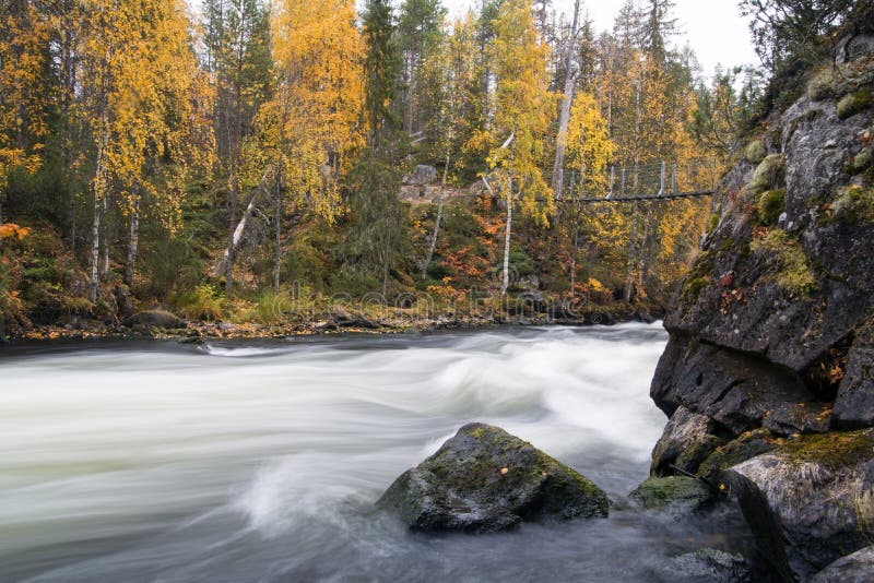 Calma Del Flujo Del Río Que Fluye En Un Lugar Más Ancho Imagen de ...