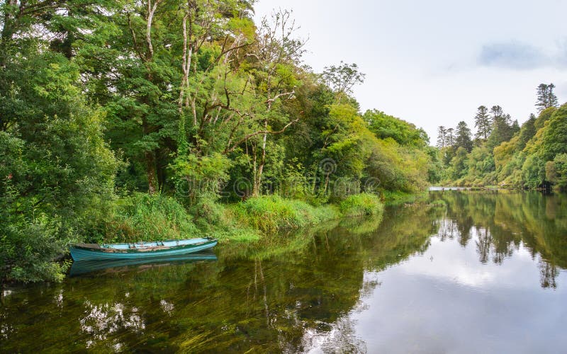Fluss Bei Cong Abbey, Grafschaft Mayo, Irland Stockbild - Bild von ...
