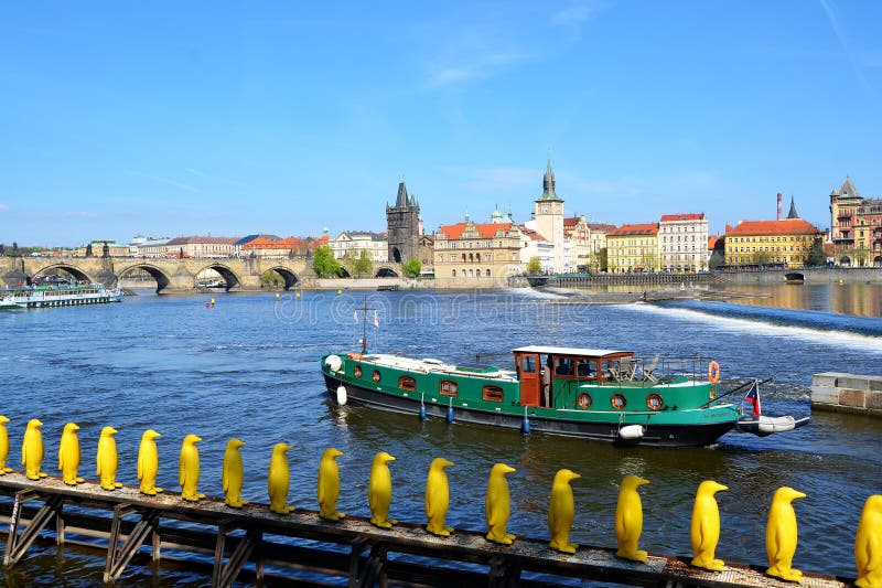 Fluss die Moldau, Prag redaktionelles stockbild. Bild von mitte - 53091314