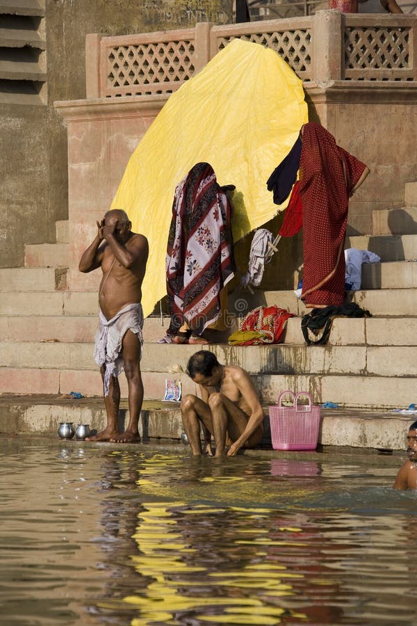 Fluss Ganges in Varanasi - Indien Redaktionelles Foto - Bild von weit ...