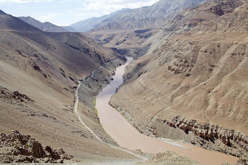 Indus-Fluss, Der Durch Gebirgsgebiete In Pakistan Fließt Stockfoto ...