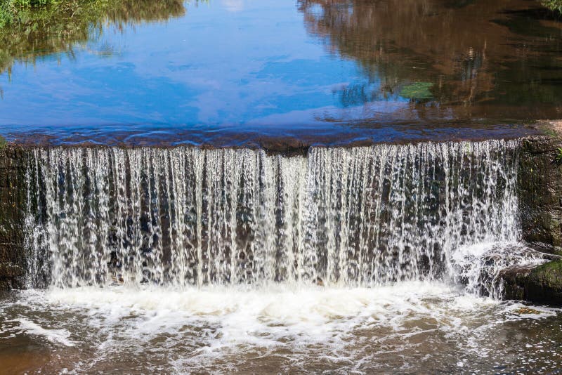 Fluss-kleines Wehr-Wasser stockbild. Bild von grün, senke - 34418007