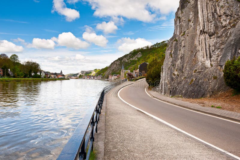 Fluss Maas in Der Belgischen Stadt Von Dinant Stockbild - Bild von ...