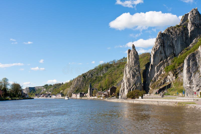 Fluss Maas Nahe Dinant in Belgien Stockbild - Bild von häuser, felsen ...