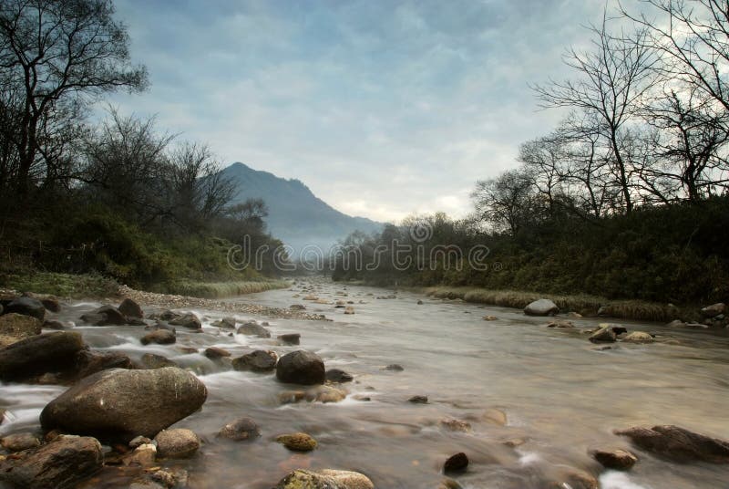 Fluss mit Berg stockbild. Bild von kopfstein, flüsse - 16820679