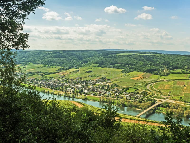 Fluss-Mosel-Schleife am Dorf Bremm Stockbild - Bild von landschaft ...