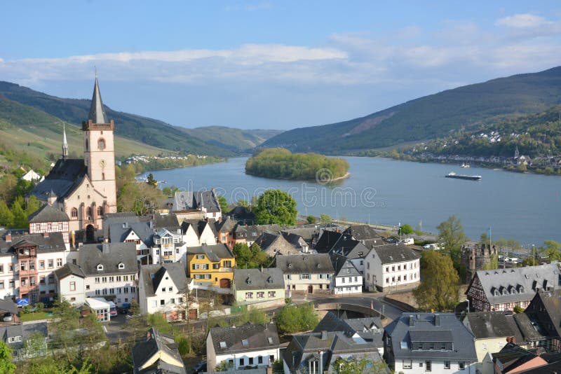 Fluss Rhein mit Lorch stockbild. Bild von reflexion, fähre - 97605489