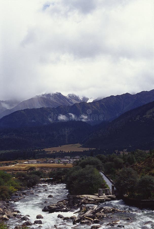 Fluss und der Berg stockbild. Bild von haus, bewegen, stein - 3874667