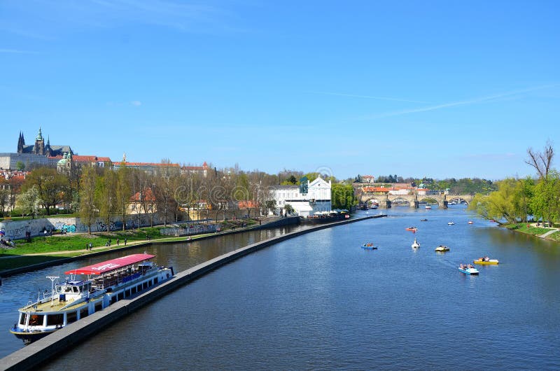 Fluss die Moldau, Prag redaktionelles stockbild. Bild von mitte - 53091314
