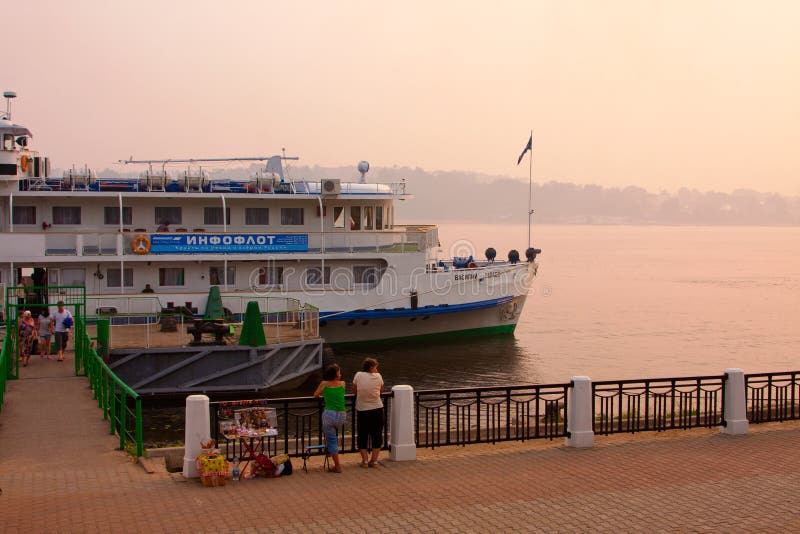 Fluss Volga und Kreuzer redaktionelles stockfoto. Bild von wasser ...