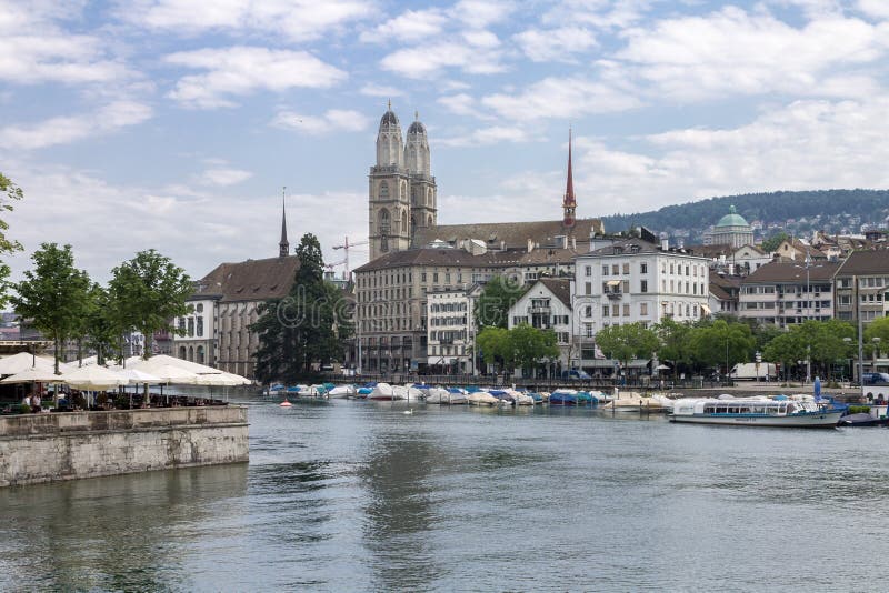 Limmat-Fluss Und Im Stadtzentrum Gelegenes Zürich, Die Schweiz ...