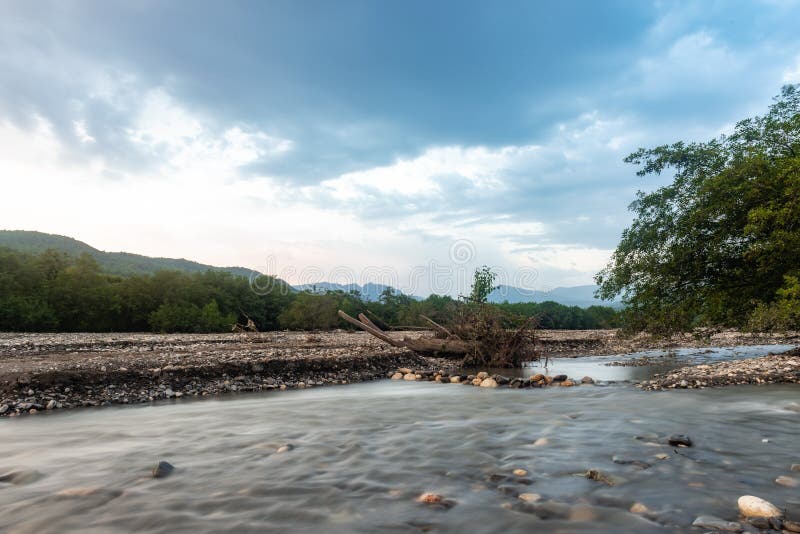 Flussbett Von Einem Schnellen Gebirgsfluss Stockbild - Bild von führung ...