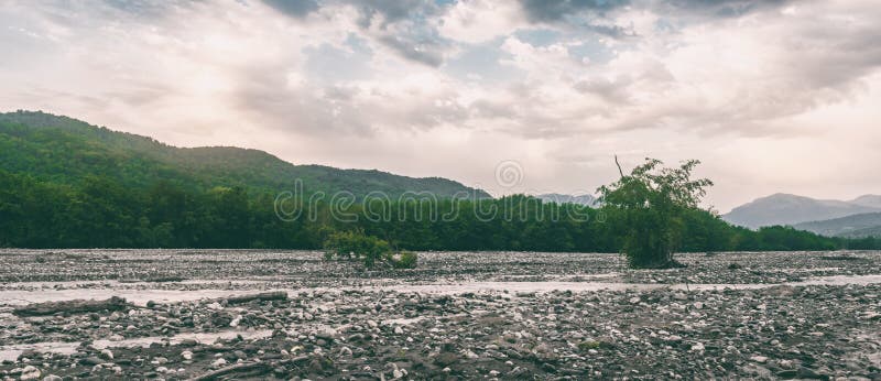 Flussbett Von Einem Schnellen Gebirgsfluss Stockbild - Bild von führung ...