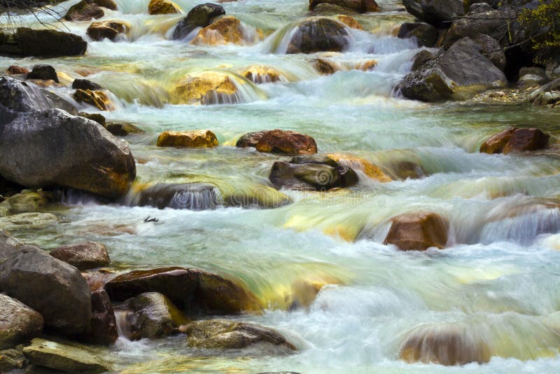 Flussi e pietre nel fiume fotografia stock. Immagine di cadere - 25156392