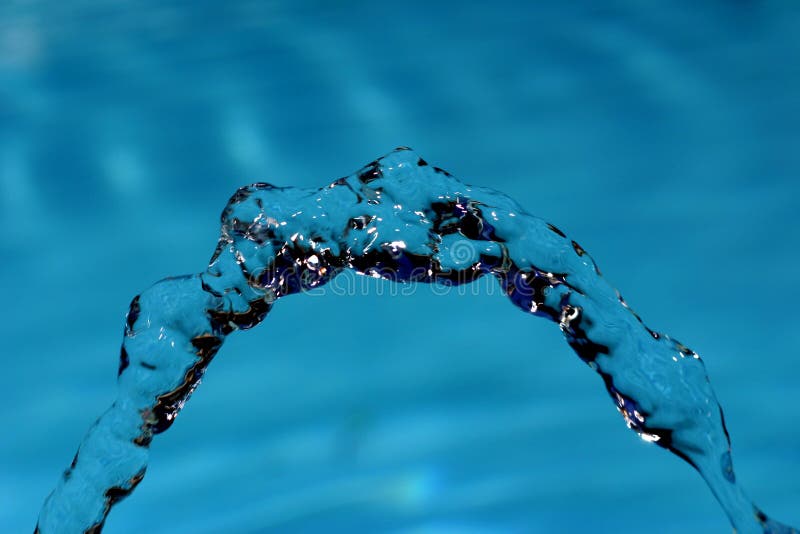 Flusso dell'acqua immagine stock. Immagine di assetato, lucido - 91847