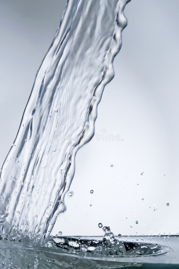 Flusso D'acqua Con Schizzi Su Blu Immagine Stock - Immagine di fluire ...