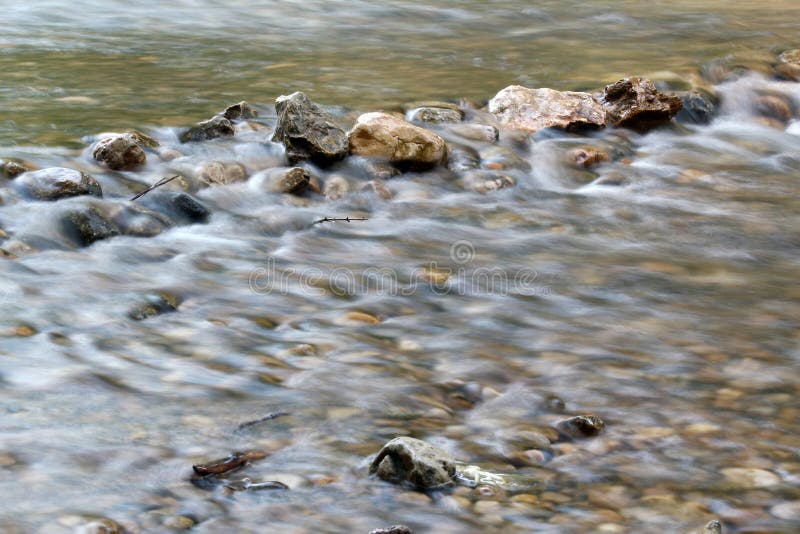 Flusso Libero Dell'acqua Dolce Fotografia Stock - Immagine di esterno ...