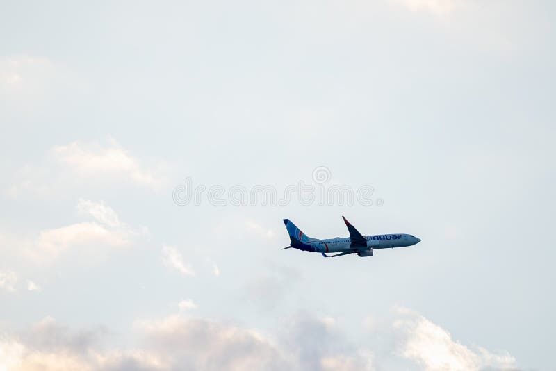 Fly Dubai Boeing 737-800 on the Short Final To Doha To Dubai Airport ...