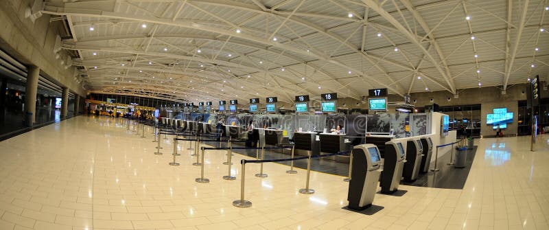 Larnaca flygplats, Cypern redaktionell foto. Bild av ferie - 118170850