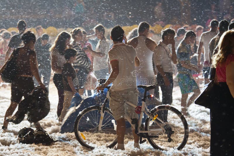 Flying in to the crowd editorial photography. Image of field - 85724332