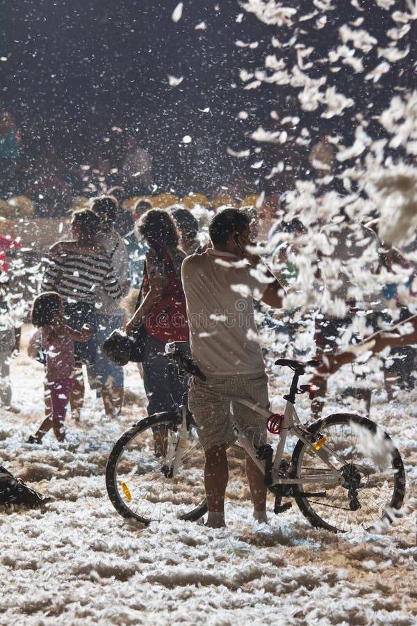 Flying in to the crowd editorial photography. Image of field - 85724332