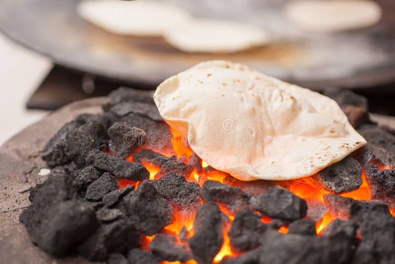 Focaccia (flatbread Indiano) Immagine Stock - Immagine di sfondo, rosso ...