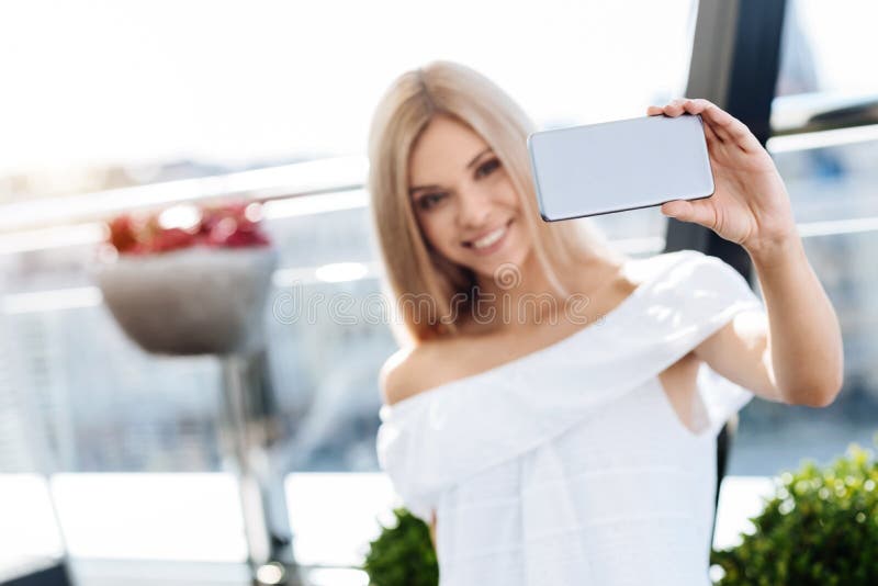 Foco Selectivo De Un Smartphone Innovador Moderno Imagen de archivo ...