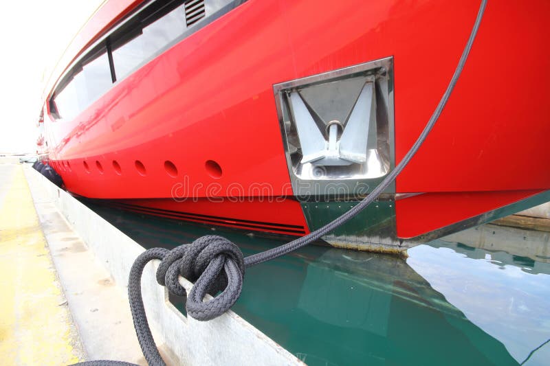 Foco Selectivo En El Mega Yate De Anclaje De Cuerda En El Muelle. Imagen de archivo - Imagen de ...