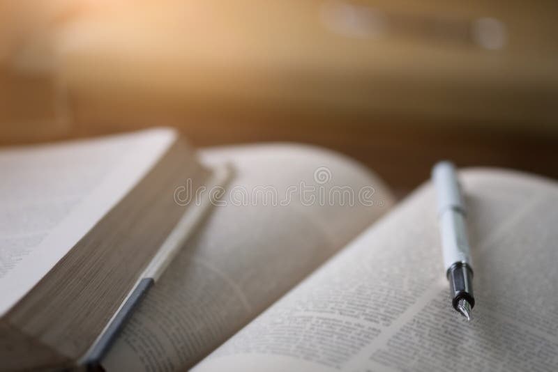 Foco Selectivo Y Primer Una Pluma En El Libro De Texto Imagen de ...