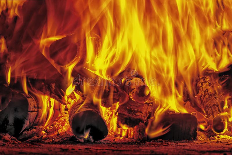 Fogo e chamas na lenha imagem de stock. Imagem de incêndio - 127986353