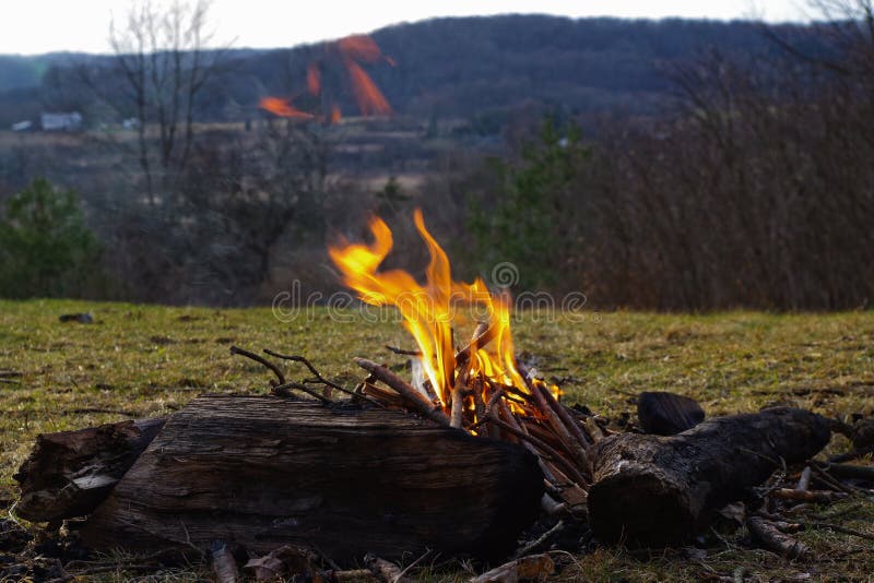 Fogueira imagem de stock. Imagem de wilderness, paisagem - 100476891