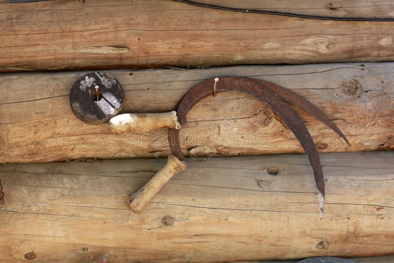 Foice Em Um Fundo Dos Logs, Imagem de Stock - Imagem de rural, corte ...