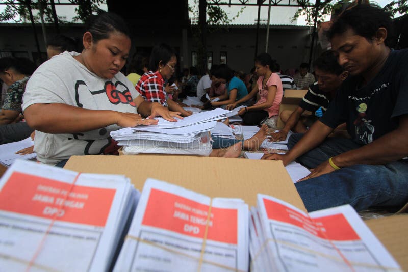 Folding Ballots for Election Representatives Editorial Photo - Image of ...