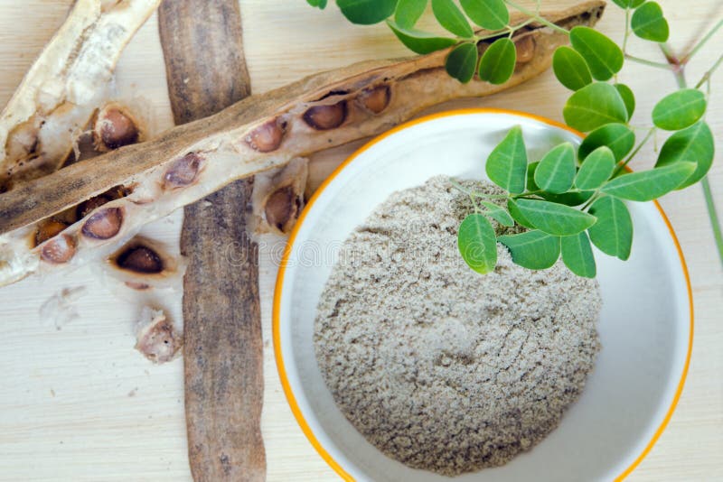 A Folha E a Semente De Moringa Grinded No Fundo Branco Imagem de Stock ...