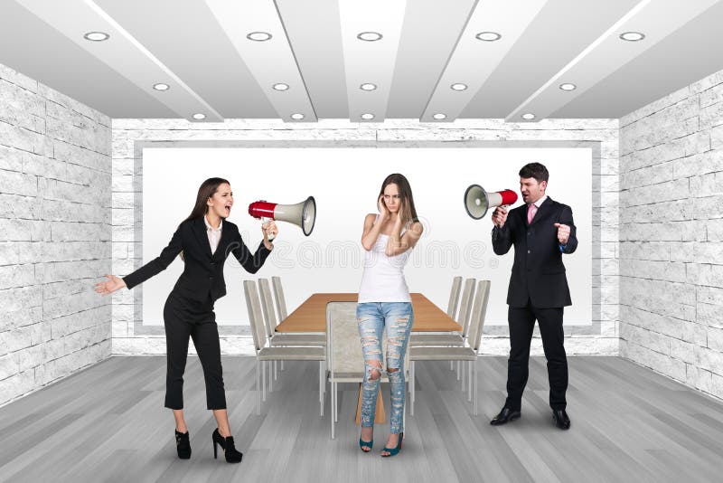 Folk som ropar i megafoner stock illustrationer. Illustration av ...
