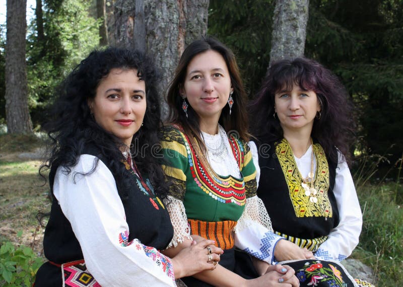Deux Jeunes Femmes Dans Des Costumes Bulgares Traditionnels De Folklore ...