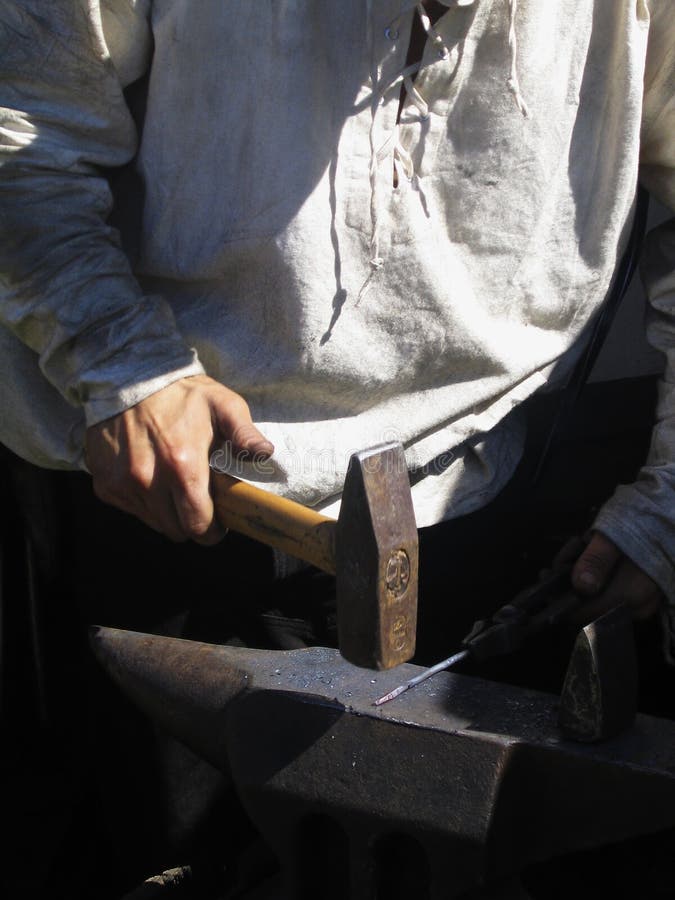 Forgeron au travail photo stock. Image of tradition, fonderie - 9621238
