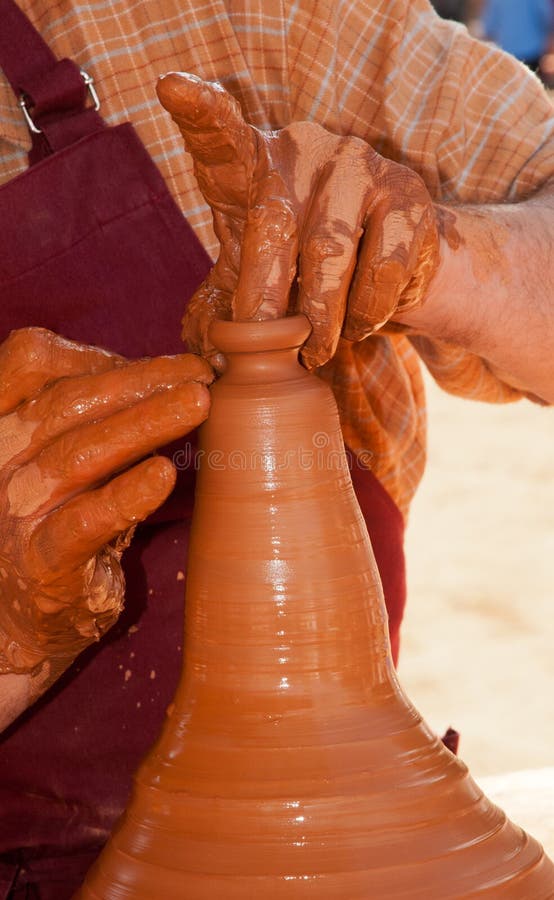 Fonctionnement de potier photo stock. Image du handmade - 27890692