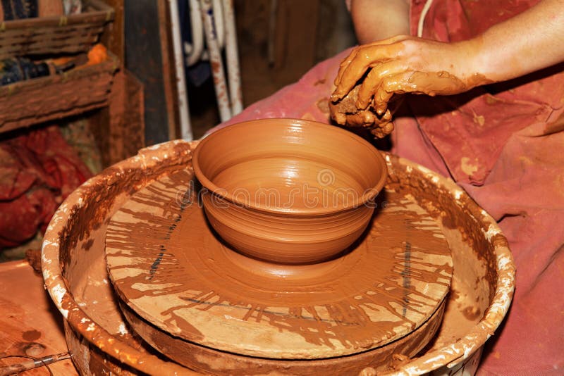 Fonctionnement de potier photo stock. Image du forme - 31998638