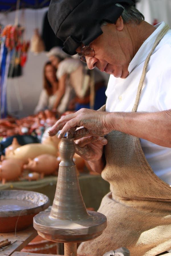 Fonctionnement de potier image stock éditorial. Image du tablier - 42699839