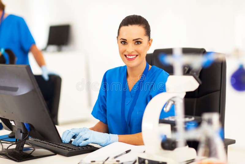 Échantillon Médical De Visionnement De Chercheur Sous Le Microscope ...