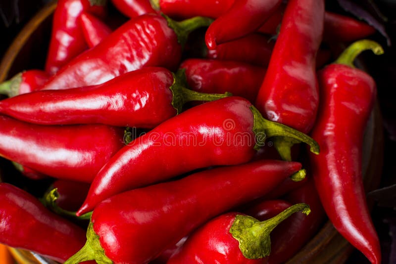 Fond D'un Rouge Ardent De Poivre De Piments Image stock - Image du mûr ...