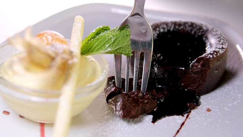 Fondant De Chocolate Com Morango Chocolate Fondant Com Morango E Colher ...