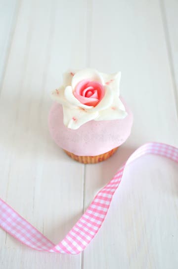 Fondant rose cupcake stock image. Image of cupcake, wood - 24682987